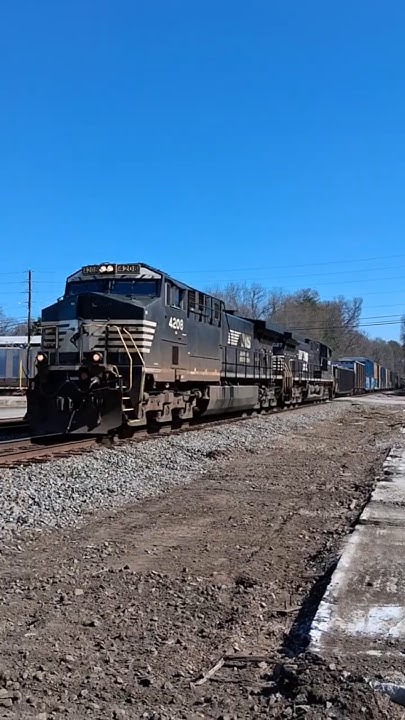 Extremely High Pitch Blast! "Rollin UP" Nice speed thru town! Norfolk Southern #4208 - #153 ...