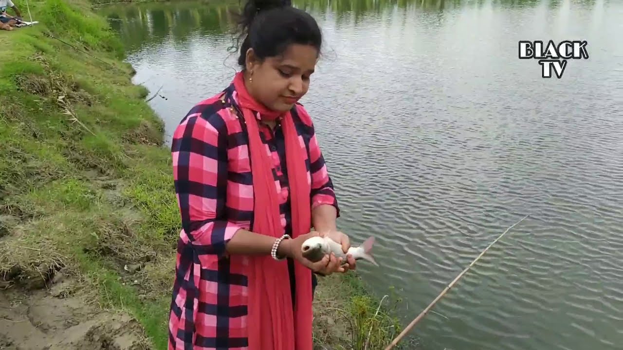 amazing Girl Catches Fish in Pond | Village Fish Hunting | Girl Catches ...
