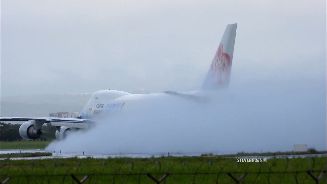 看不見車尾燈~波音747雨後起飛的驚人推力 BOEING 747 TAKEOFFS with lots of WATER SPRAY at ...