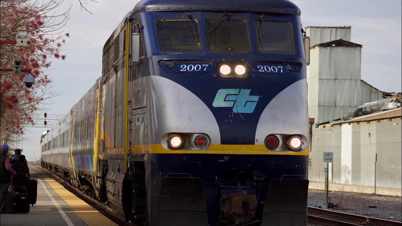 *horn show* Amtrak San Joaquin’s train 712 at Corcoran - YouTube