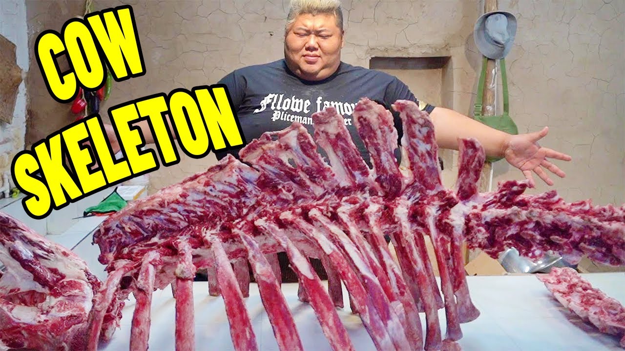 Beef skeleton, stewed by monkey brother for 2 hours, holding and eating ...