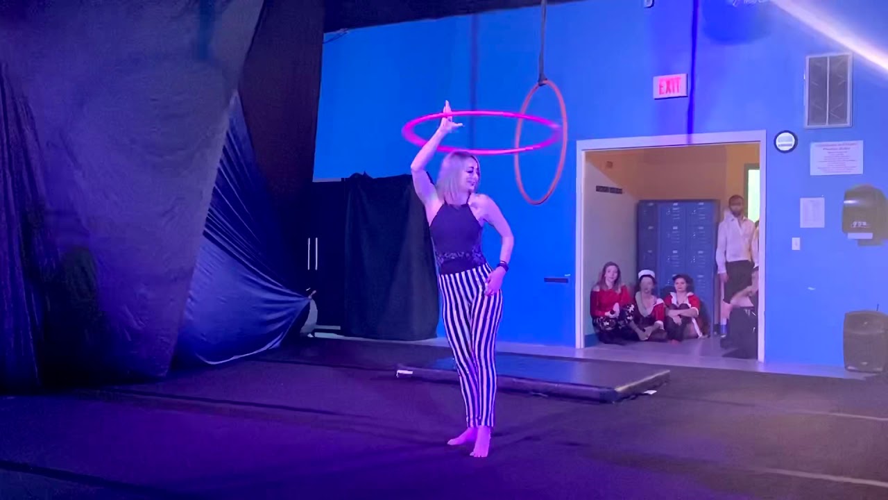 2019 Holiday Showcase Lyra Performance - YouTube