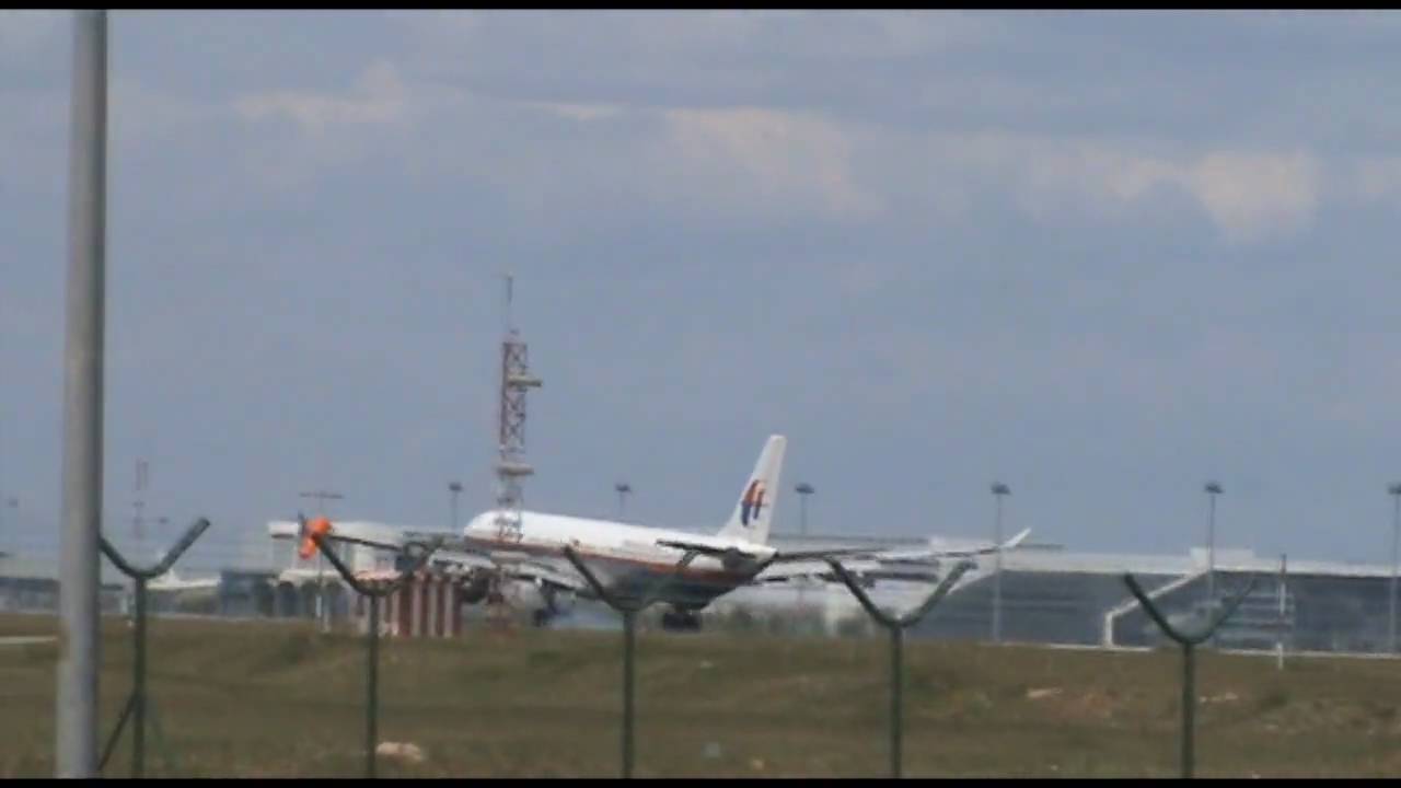 MH710 Airbus A330-300 Malaysia Airlines From Jakarta Landing 32L At ...