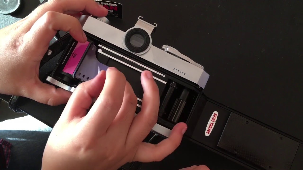 Como ponerle un rollo a tu cámara análoga - YouTube