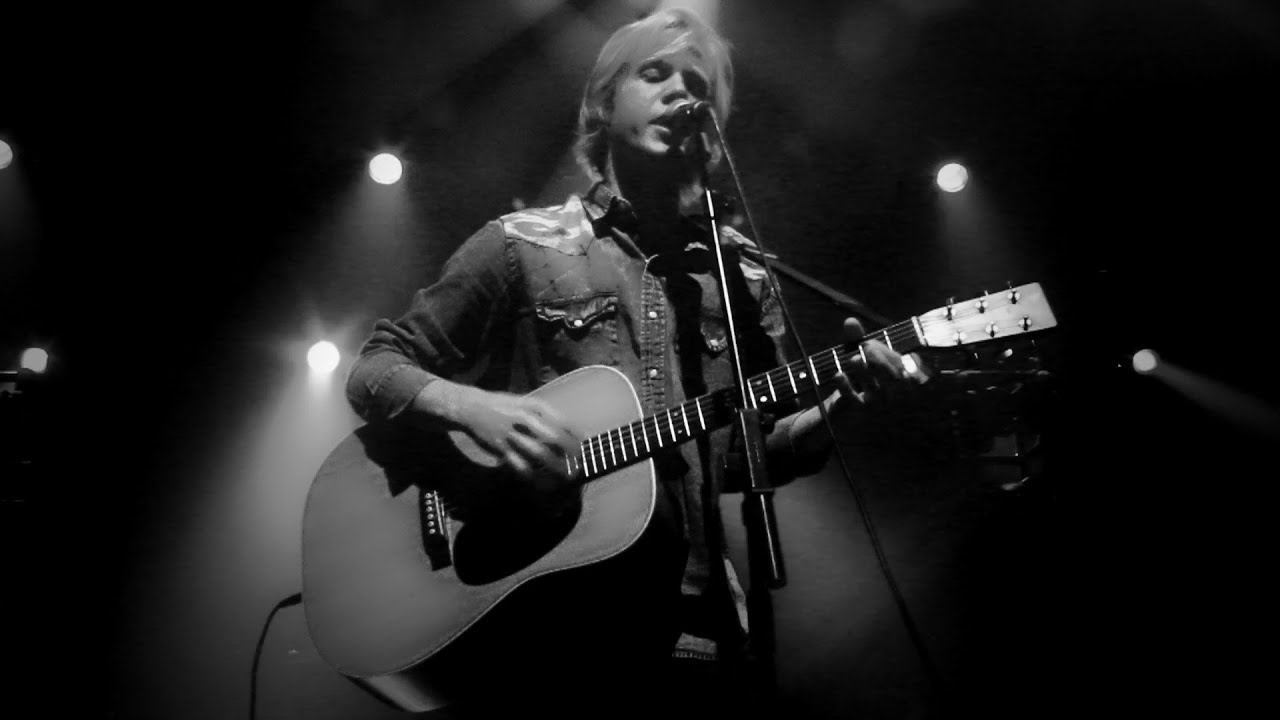 Dylan Reynolds - Tightrope [Live In London] | LozzaMusic.com - YouTube