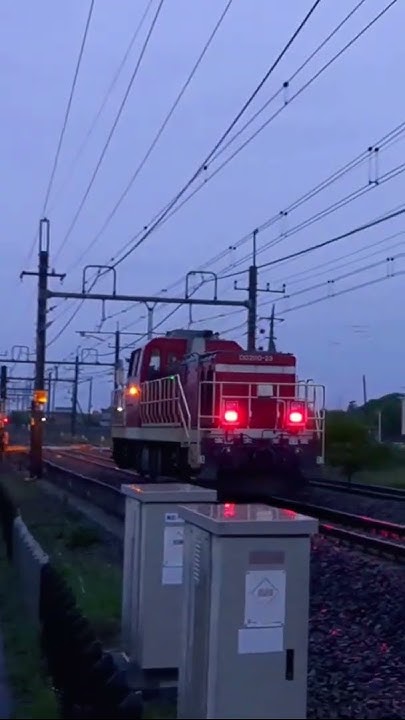 デーデーが 明るい季節に 渡ります‼ 本線逆走で戻るョ DD200-23 東武8000系 8577F 甲種輸送 - YouTube