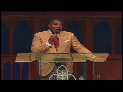 Dr. E. Dewey Smith singing The Lord is Blessing Me - YouTube