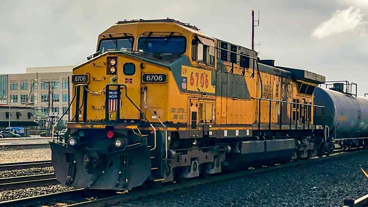 *RARE* UP Patched Ex-CNW 6706 the last Patched CNW on MNPFR in Roseville, CA - YouTube