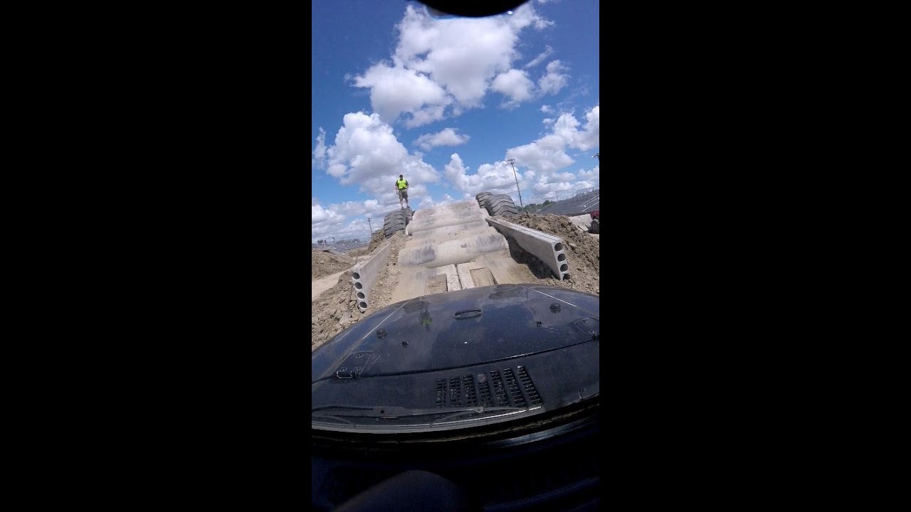 West Michigan Jeep & 4X4 Fest Obstacle Course - YouTube