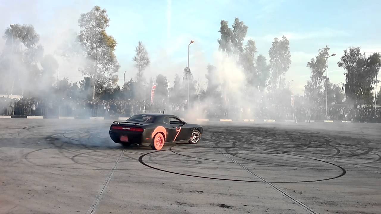 dodge challenger drifting in erbil 2013-3-8 - YouTube