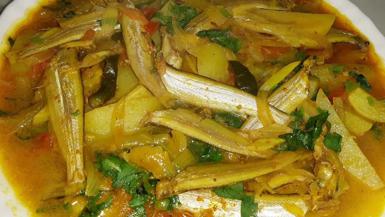 Bengali mojadar Alu die kajoli macher jhol recipe || মজাদার আলু ধনেপাতা ...