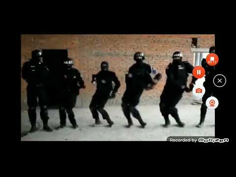 школа горит в то время школьники танцуют