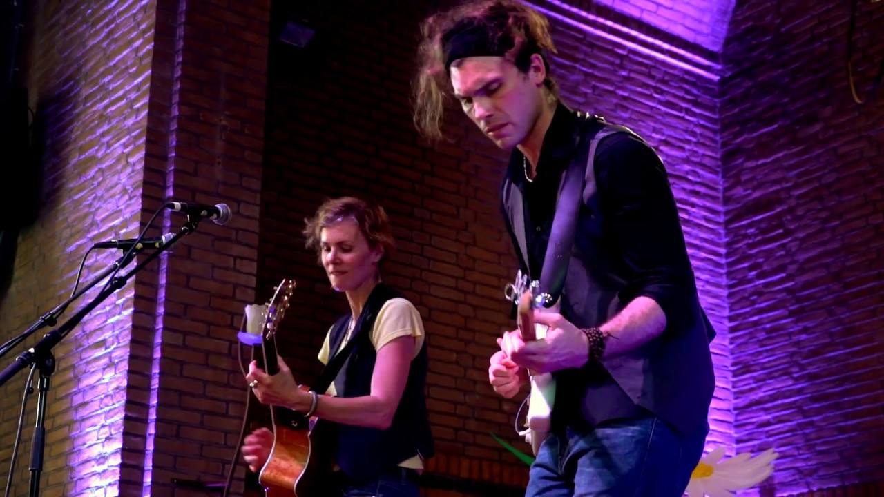 Ember Swift & Gabriël Beaudoin - Castaway - YouTube