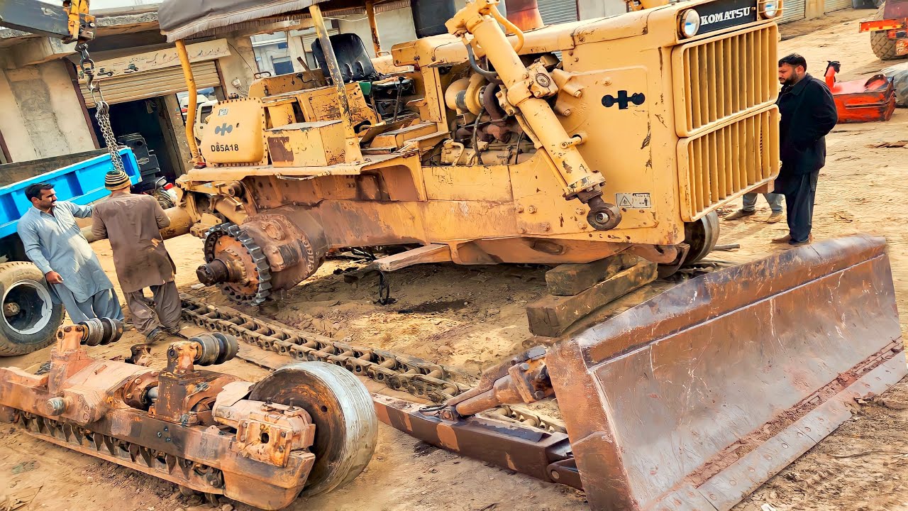 Heavy Bulldozer Machine Blade And Track Chain Assembly Process ...