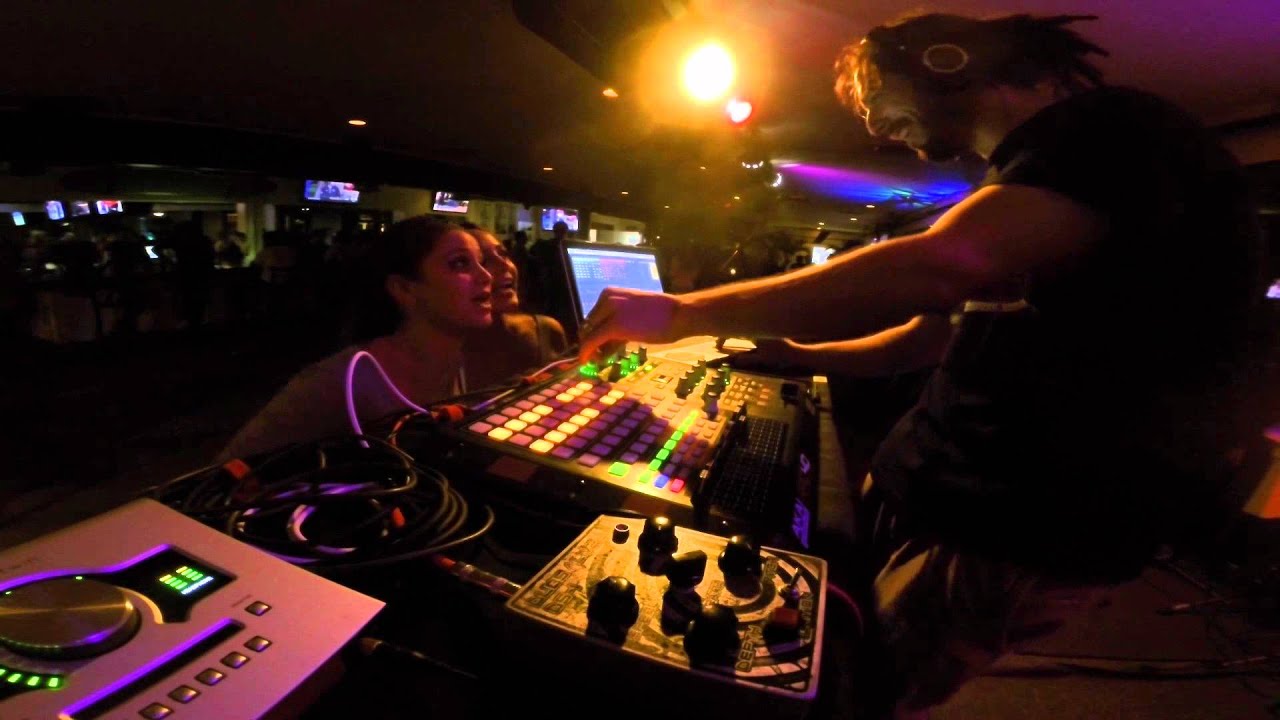 How NOT to attend a live dub mixing concert - YouTube
