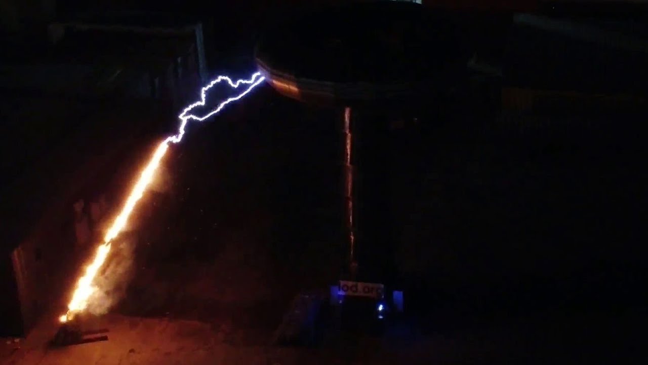 3,000,000 Volt Arc Burns Timber - YouTube