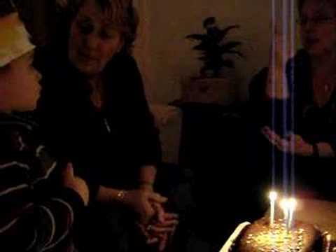 Bas is jarig - YouTube
