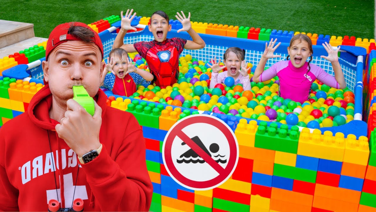 Cinco niños aprenden a nadar y juegan en la piscina de Lego gigante ...
