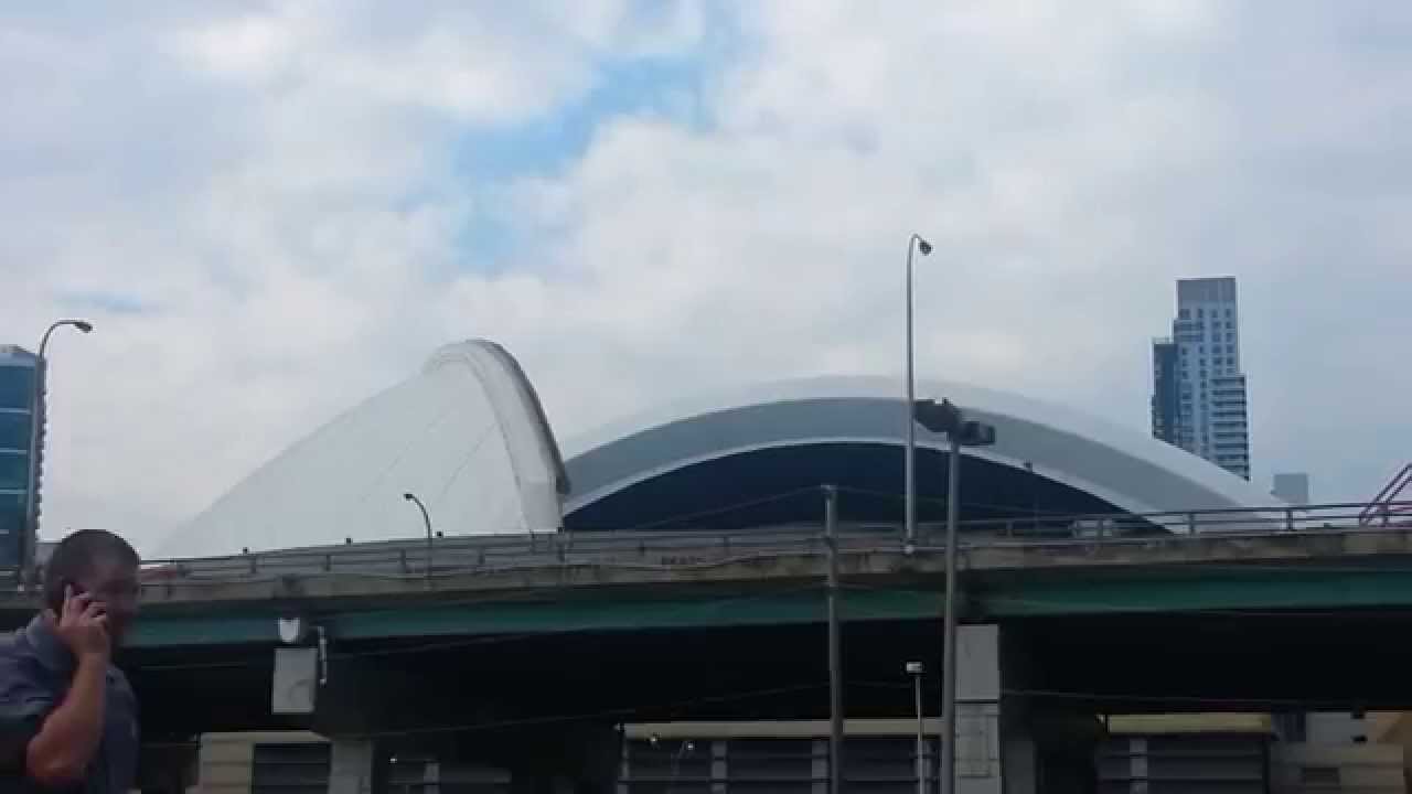 Retractable roof of the Toronto Rogers Centre closing - YouTube