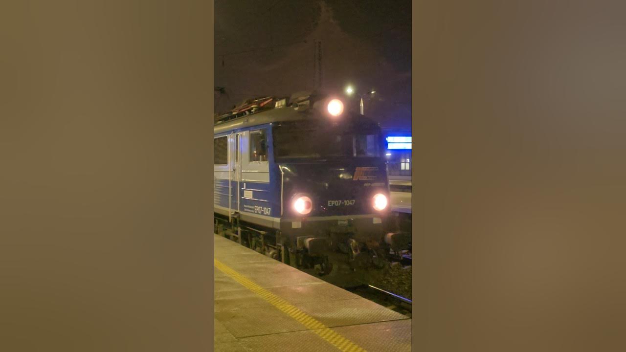EP07-1047 manewruje 😀 na mrozie - pociągi. W-wa Wsch. EP07-1047 locomotive maneuvers in cold ...