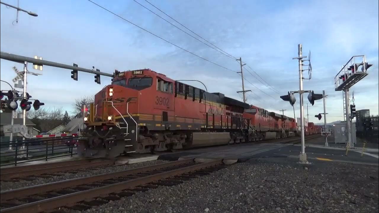 (Southbound) BNSF Intermodal Train passes through the 7TH Street NW Railroad Crossing. - YouTube