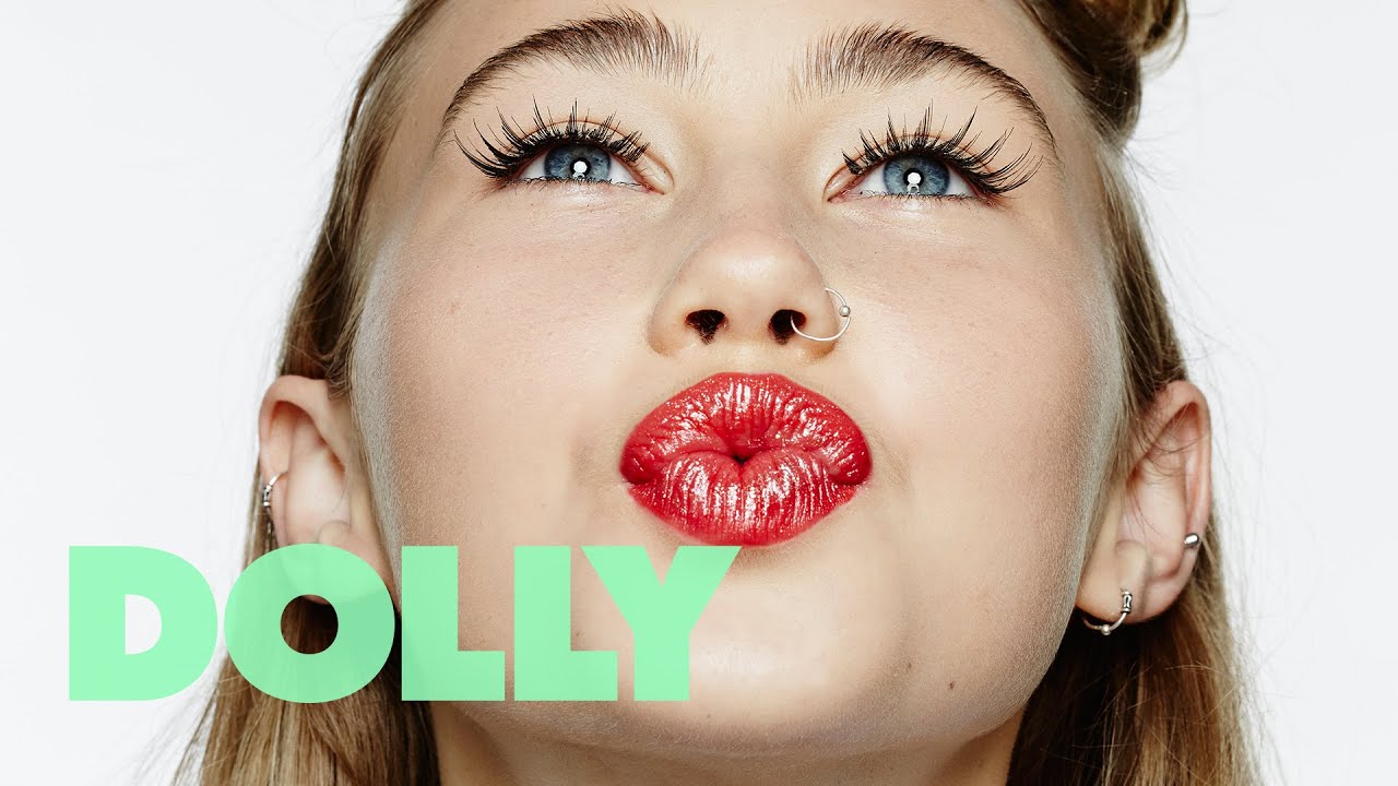 How-To: DOLLY's Sparkle Lips Look | How-To Tuesdays - YouTube