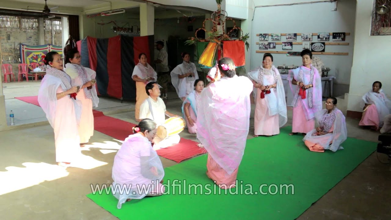 Manipuri folks singing devotional songs: Holi Pala - YouTube