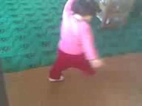 Lezginka oynayan 2 yaşlı balaca