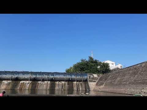 Pisa dam kids play in water