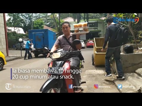 Viral Pelayan Kafe Bawa Nampan Isi Gelas Naik Motor
