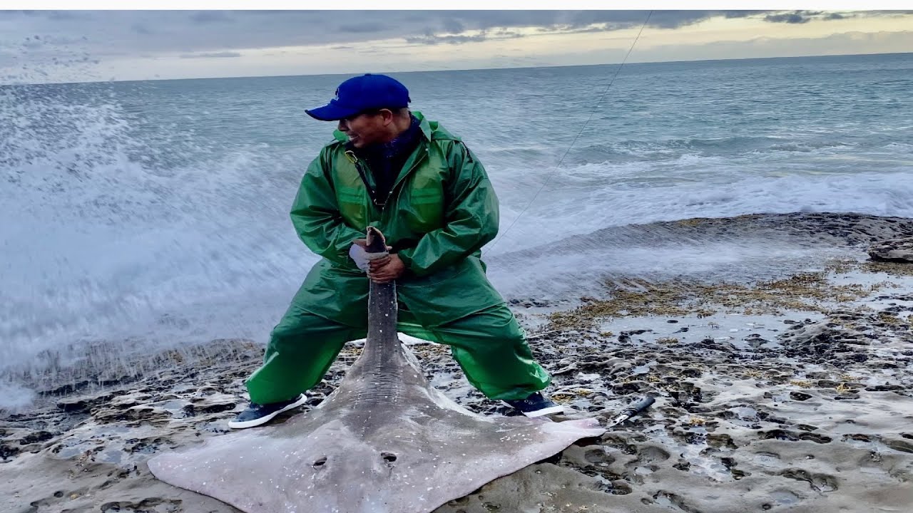 CATCH AND COOK, LORNE ROCK FISHING, GREAT OCEAN ROAD. ROUGH SEA BUT ...