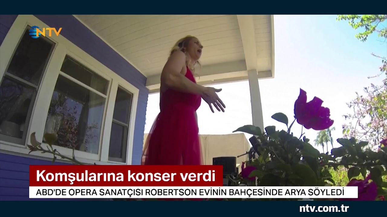 Amerikalı soprano Victoria Robertson, komşularına konser verdi - YouTube