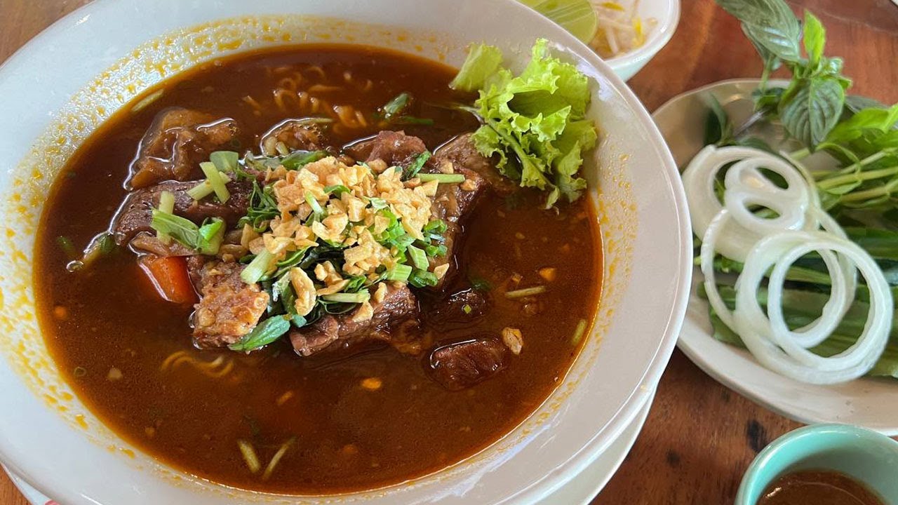 Khmer food eating How delicious beef stew[pik nik] - YouTube