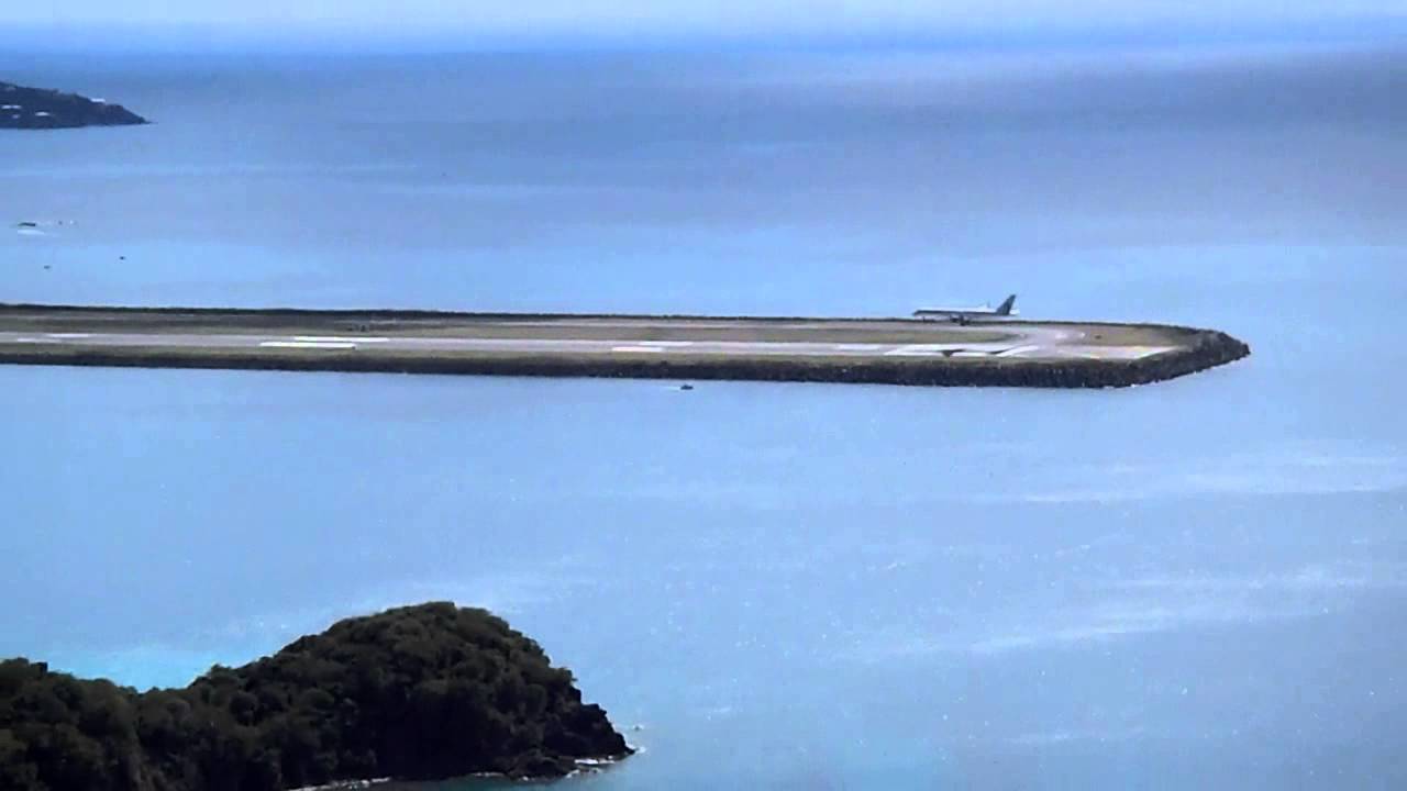 Crazy view of a passenger jet landing at St. Thomas - YouTube