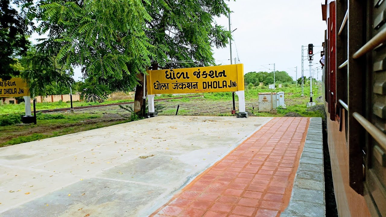 Entering Dhola Junction Railway station on Bandra Terminus to Bhavnagar ...
