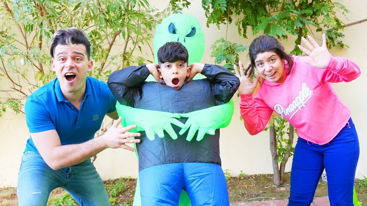 Jason i kot bawią się w chowanego - YouTube