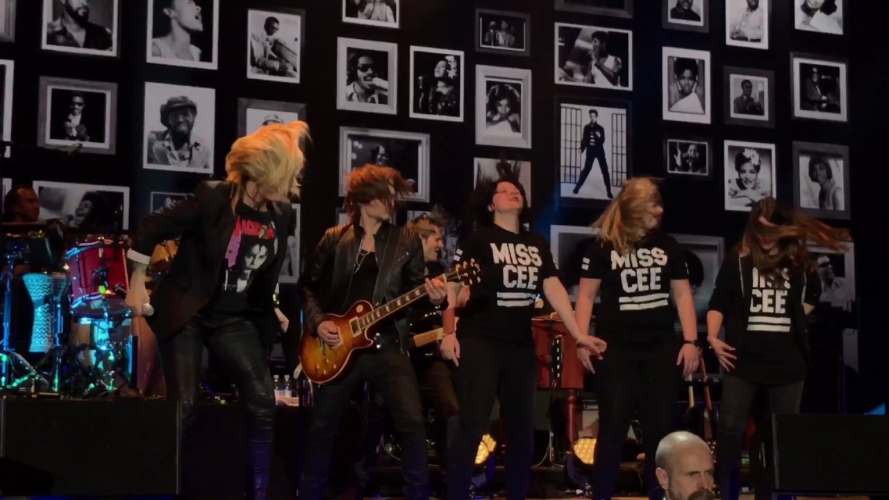 Sarah Connor - "Miss Cee" Fangirls on the Stage - Headbanging (München ...