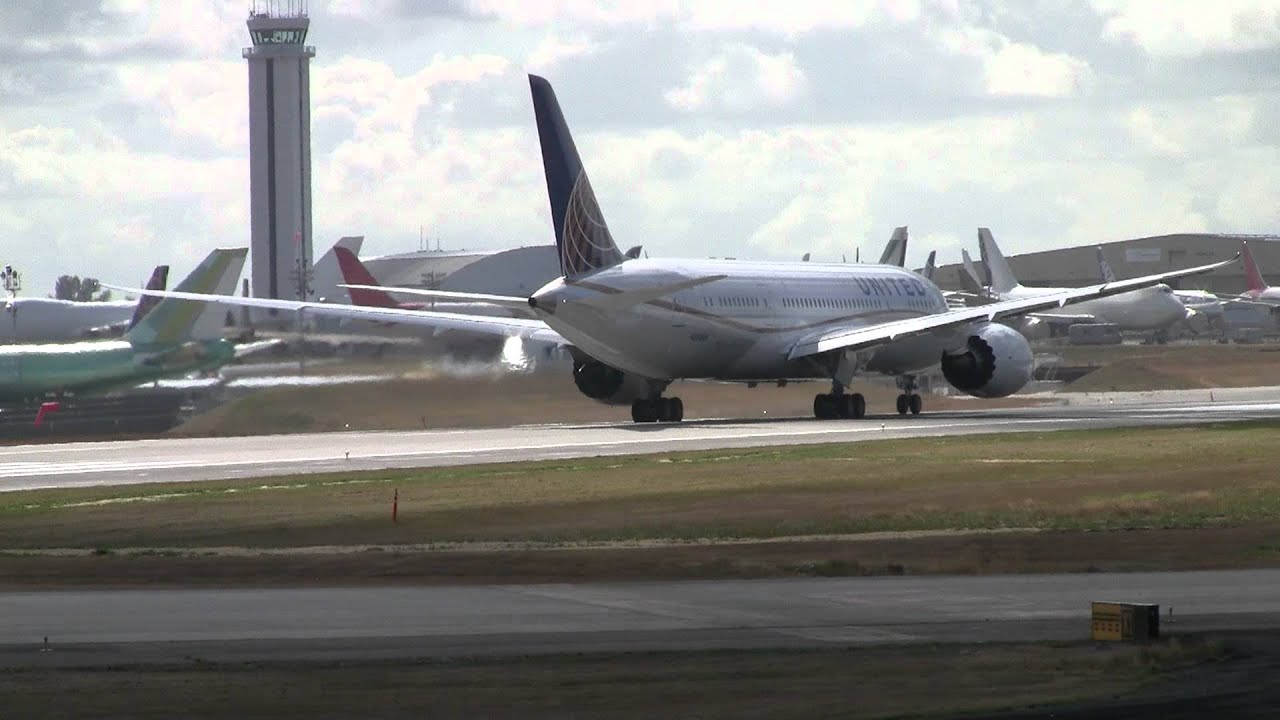 United Airlines 787 Takeoff - YouTube