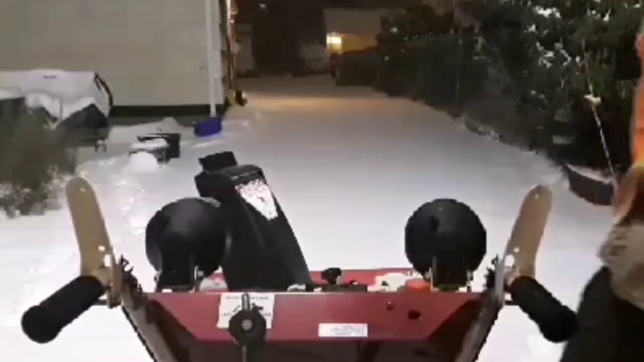 Snowblowing after 7 inches - YouTube