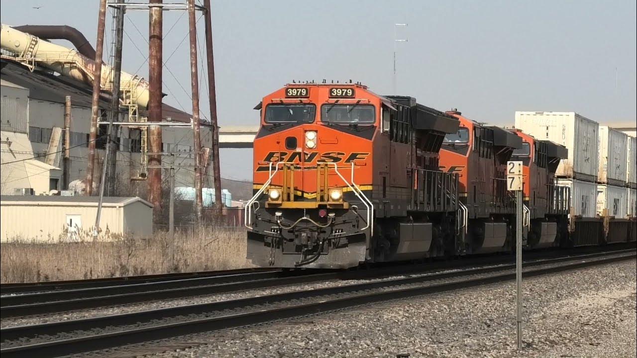 BNSF 3979 West in Lemont, IL 4/4/21 - YouTube