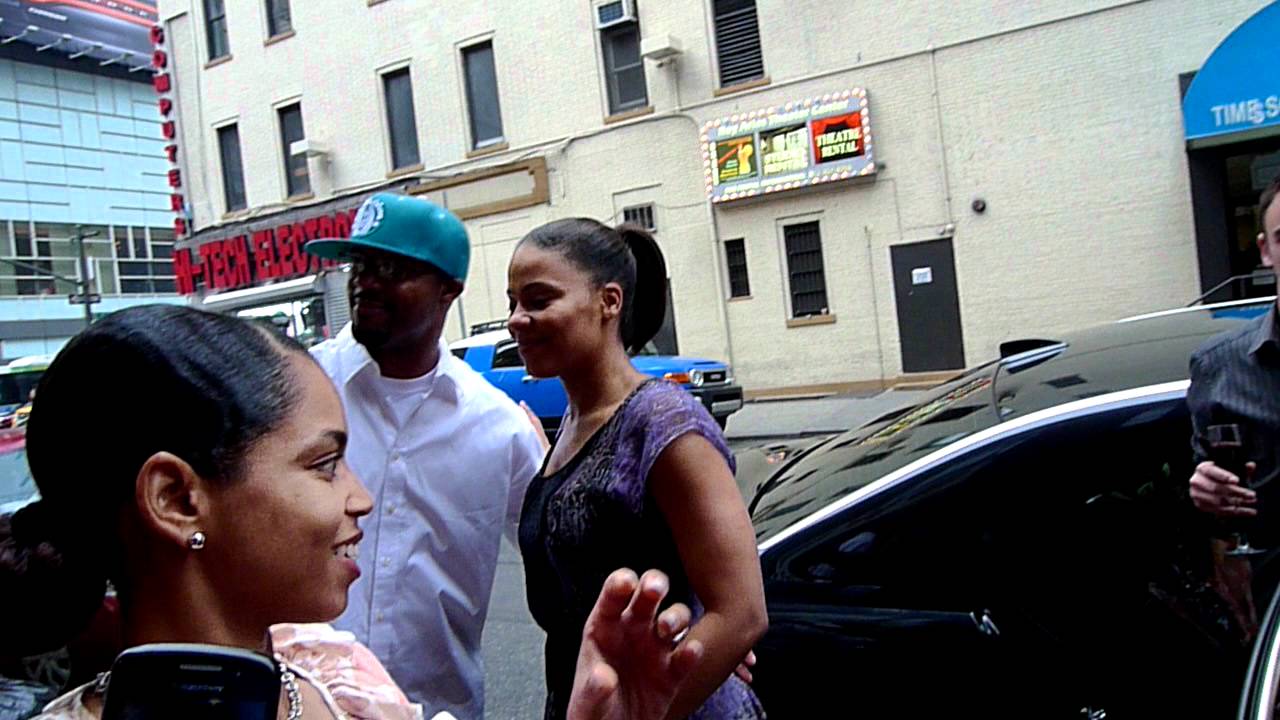 Sanaa Lathan Alien vs Predator signing autographs. E1autographs - YouTube