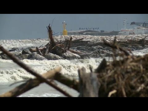 Emilia Romagna: la riviera sommersa da 3000 tonnellate di detriti - YouTube