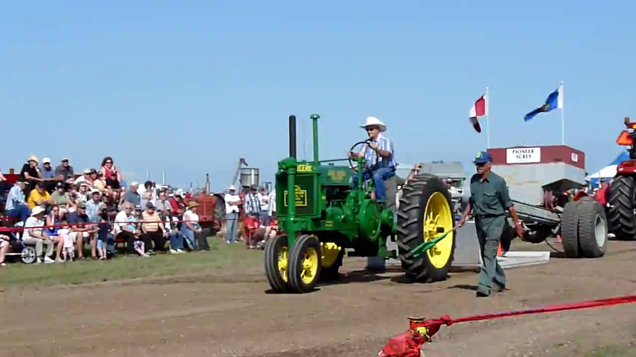 John Deere G pulls - YouTube
