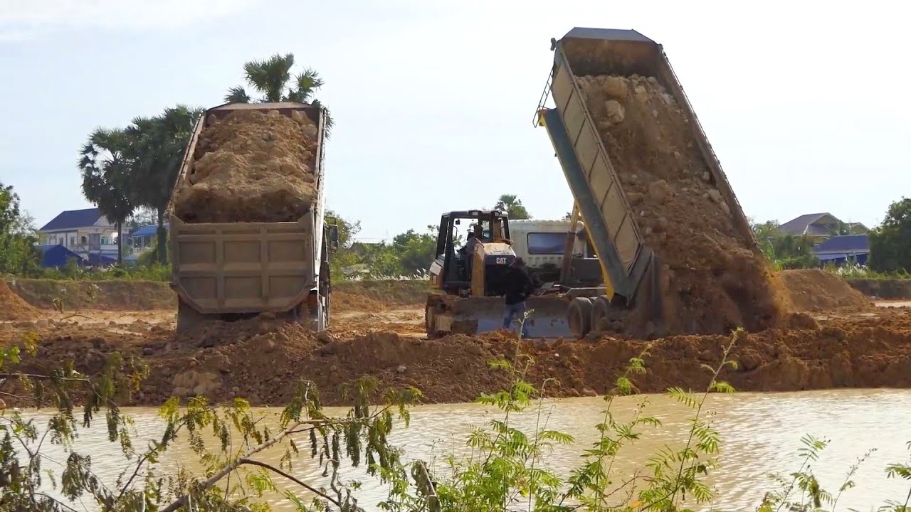 Good Job! DumpTruck TRAGO DAEWOO HYUINDAI Dozer CAT D3K2 XL working ...