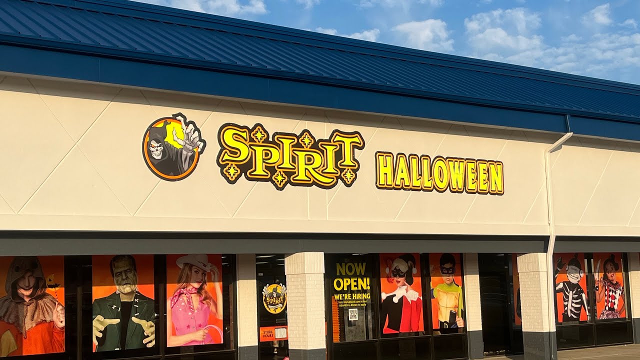 Spirit Halloween 2023 Fort Wayne Indiana inside an abandoned Tuesday ...