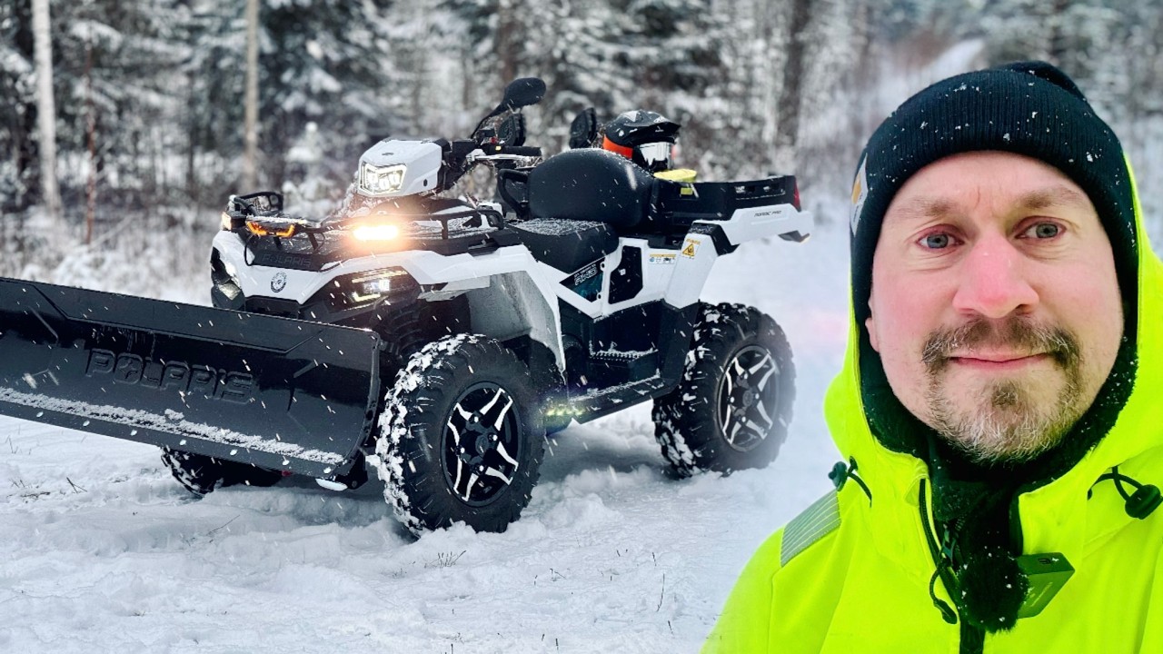 PLOGAR SNÖ MED FYRHJULING! - YouTube