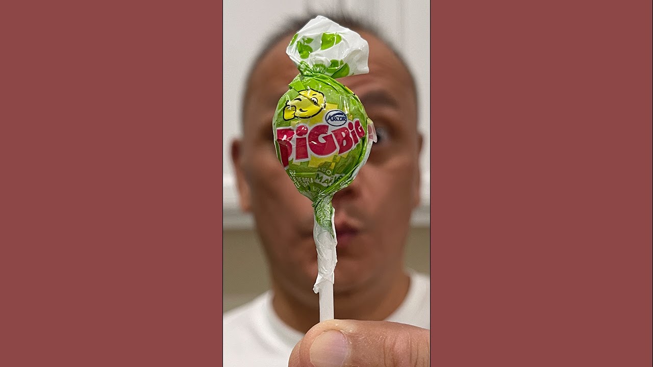👂 ASMR ARCOR BUBBLE GUM LOLLIPOP CANDY GREEN APPLE FLAVOR AND EATING ...