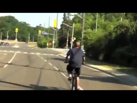 Pijany rowerzysta wchodzi w zakręt - YouTube