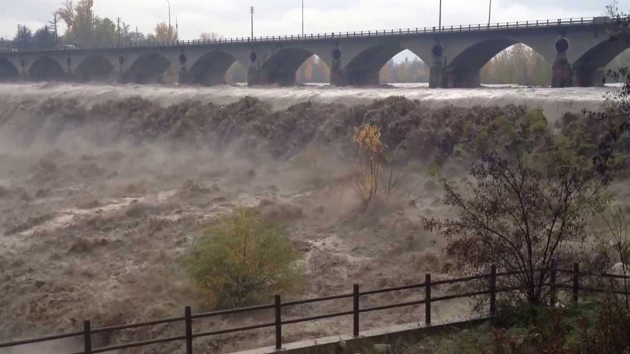 Fiume Secchia in piena - YouTube