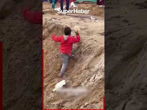 Gazze'de yürek burkan anlar... Bir çocuk, hedef alınan çadırdan geriye kalan ekmekleri topladı